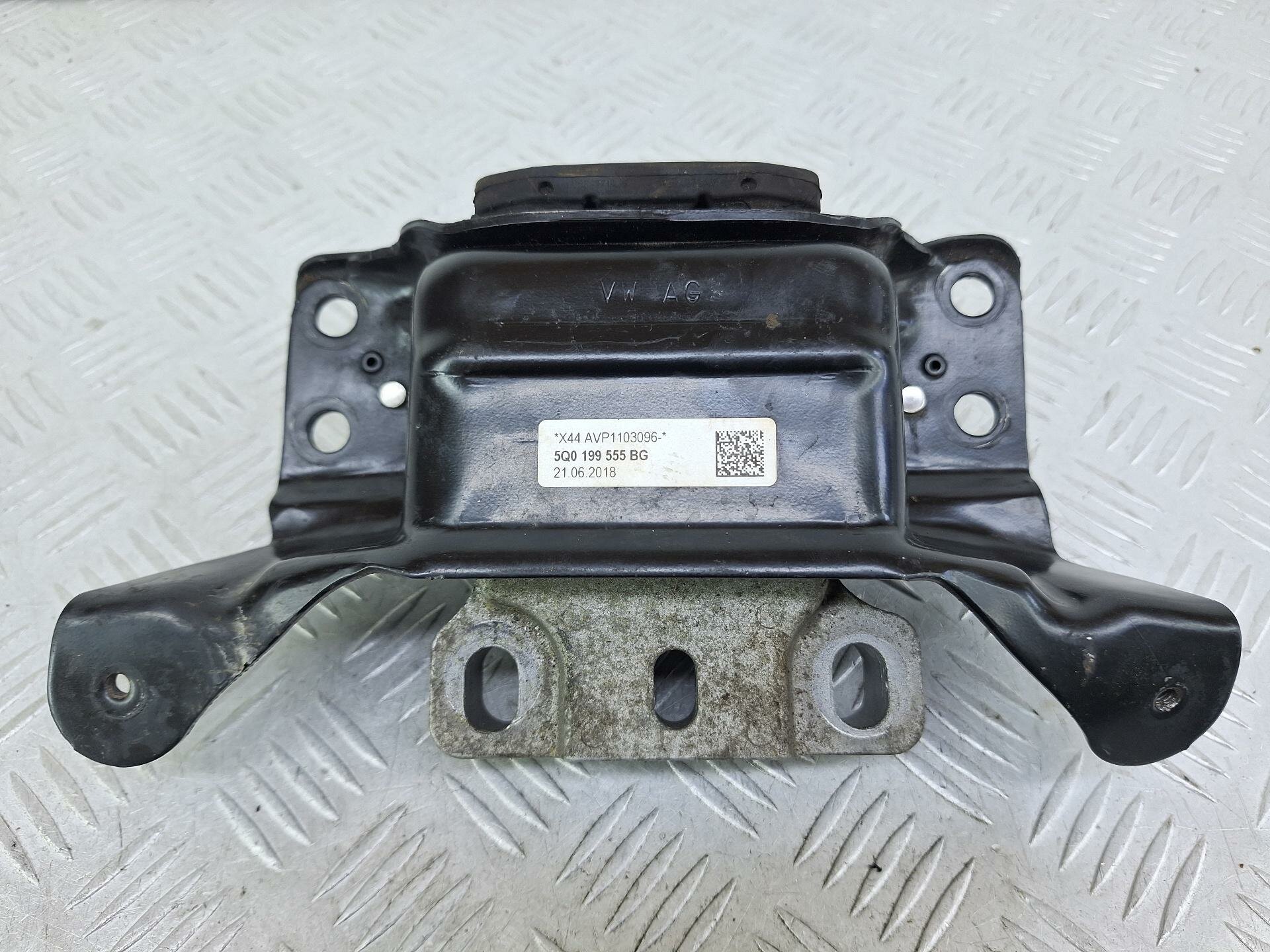 Подушка крепления двигателя Volkswagen Caddy 5 2022 5Q0199555BG
