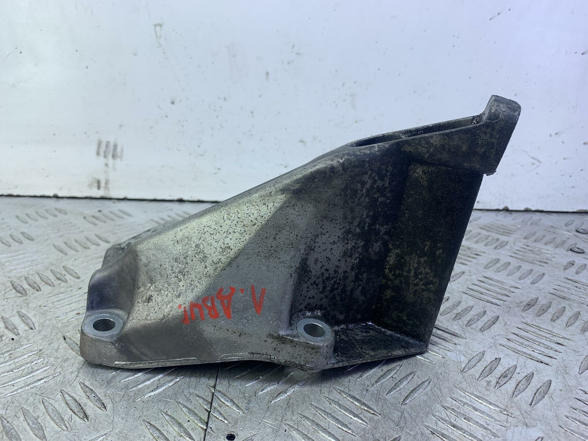Кронштейн двигателя левый Volkswagen Passat B5 2000 8D0199307P