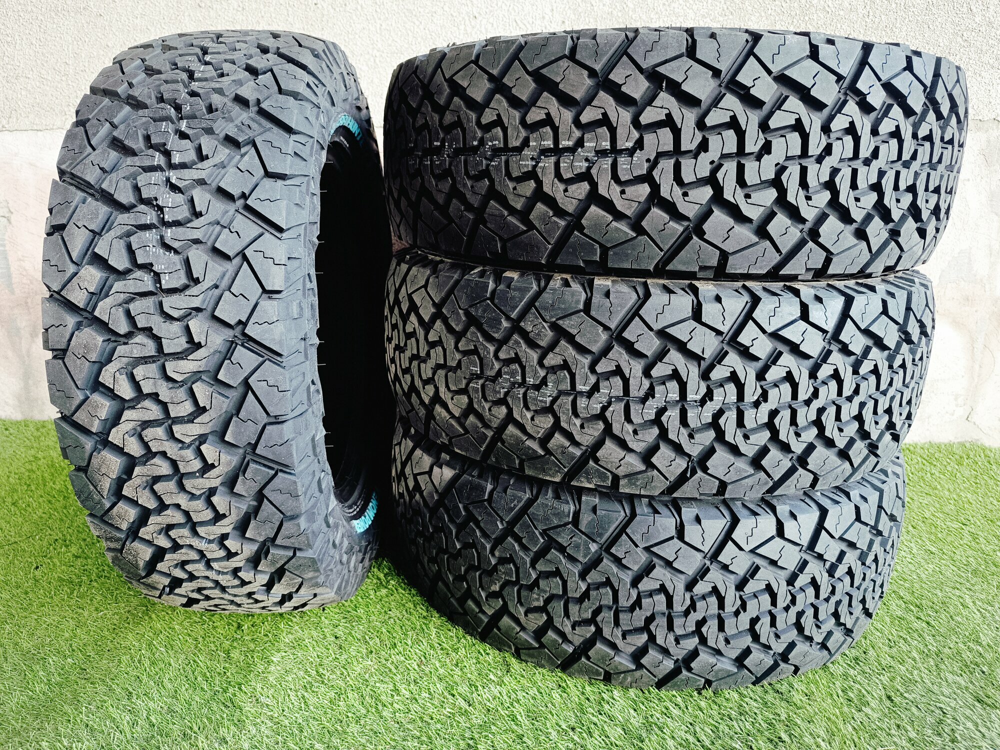 Вседорожные шины Venom Power Terra Hunter X/T-2 245/75 R16 120/116Q 2025 года с белыми буквами на боковине.