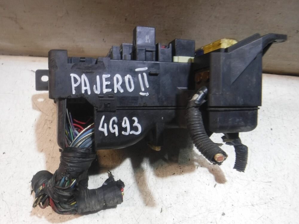 Блок предохранителей Mitsubishi Pajero iO I
