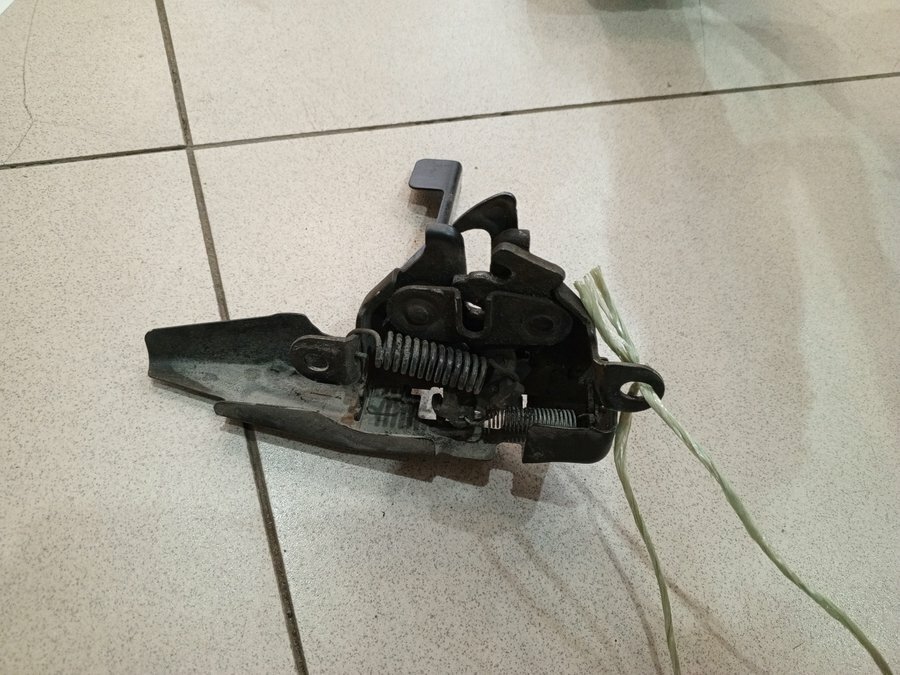 Замок капота от Toyota Corolla E180 2012-2019
