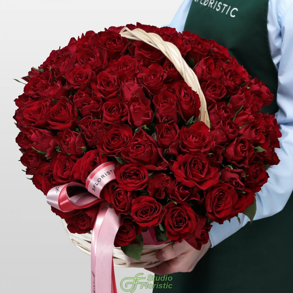 Букет роз STUDIO FLORISTIC "Признание в любви", 51 роза, высота 35см, в корзине