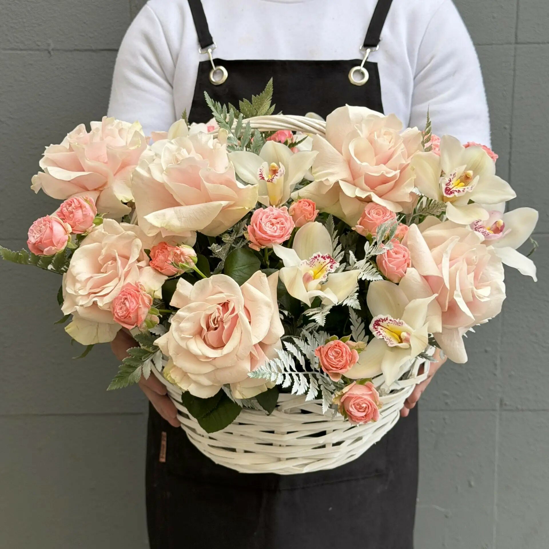 Букет Rybe-Flowers, микс роз и орхидей, в корзине, высота 35 см
