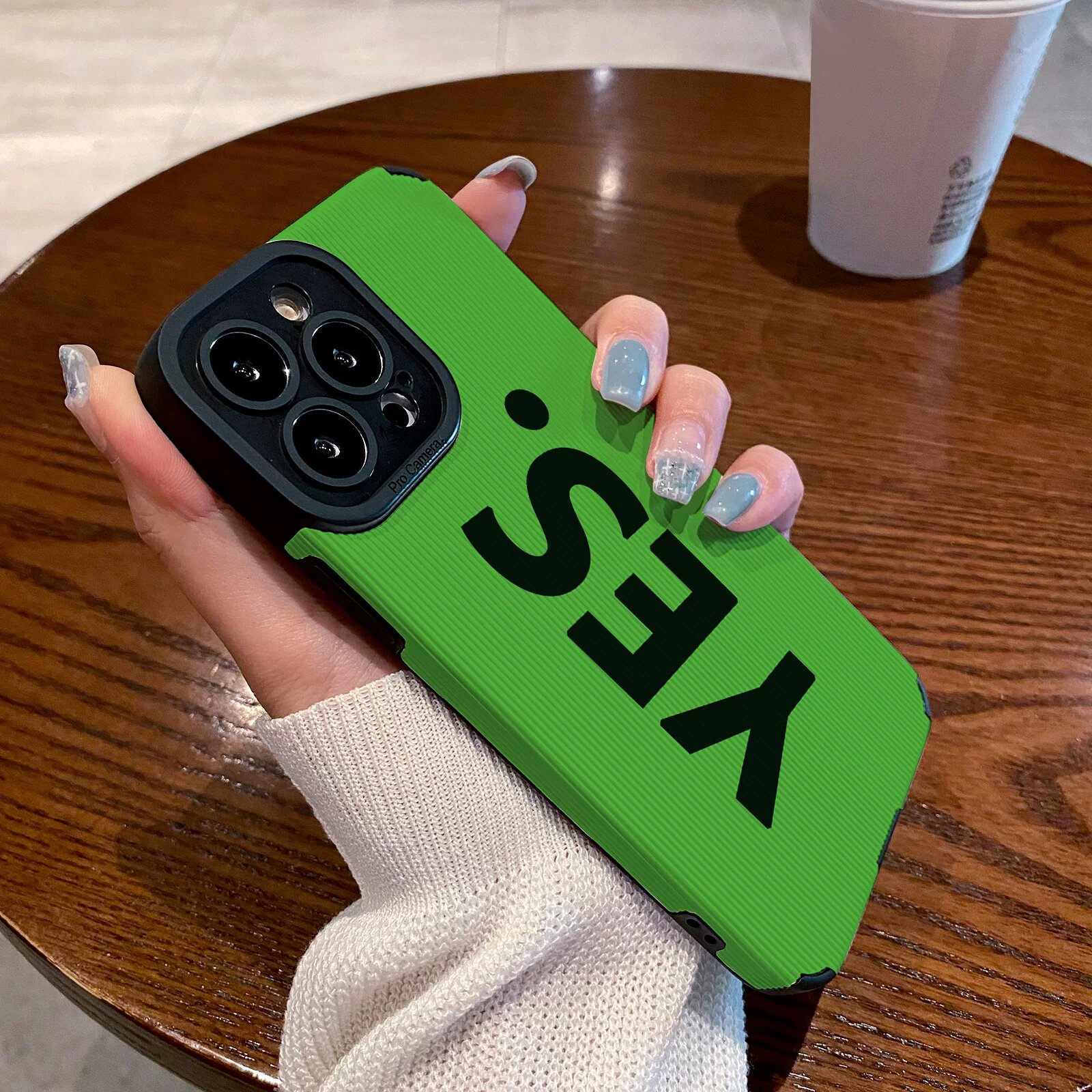Чехол для Xiaomi 14 Pro с надписью 'YES' на английском и ярким цветом