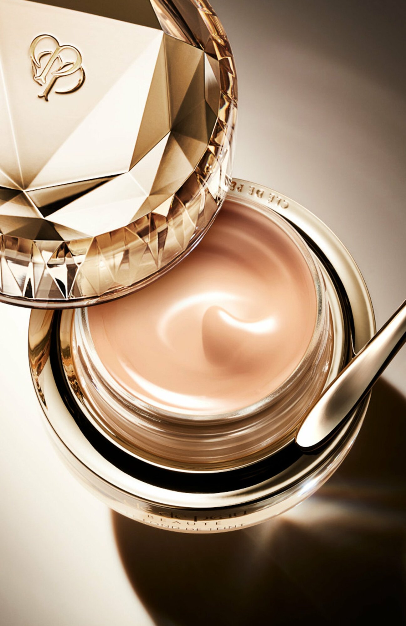 Тональный крем-уход, оттенок O20 (28ml) Clé de Peau Beauté