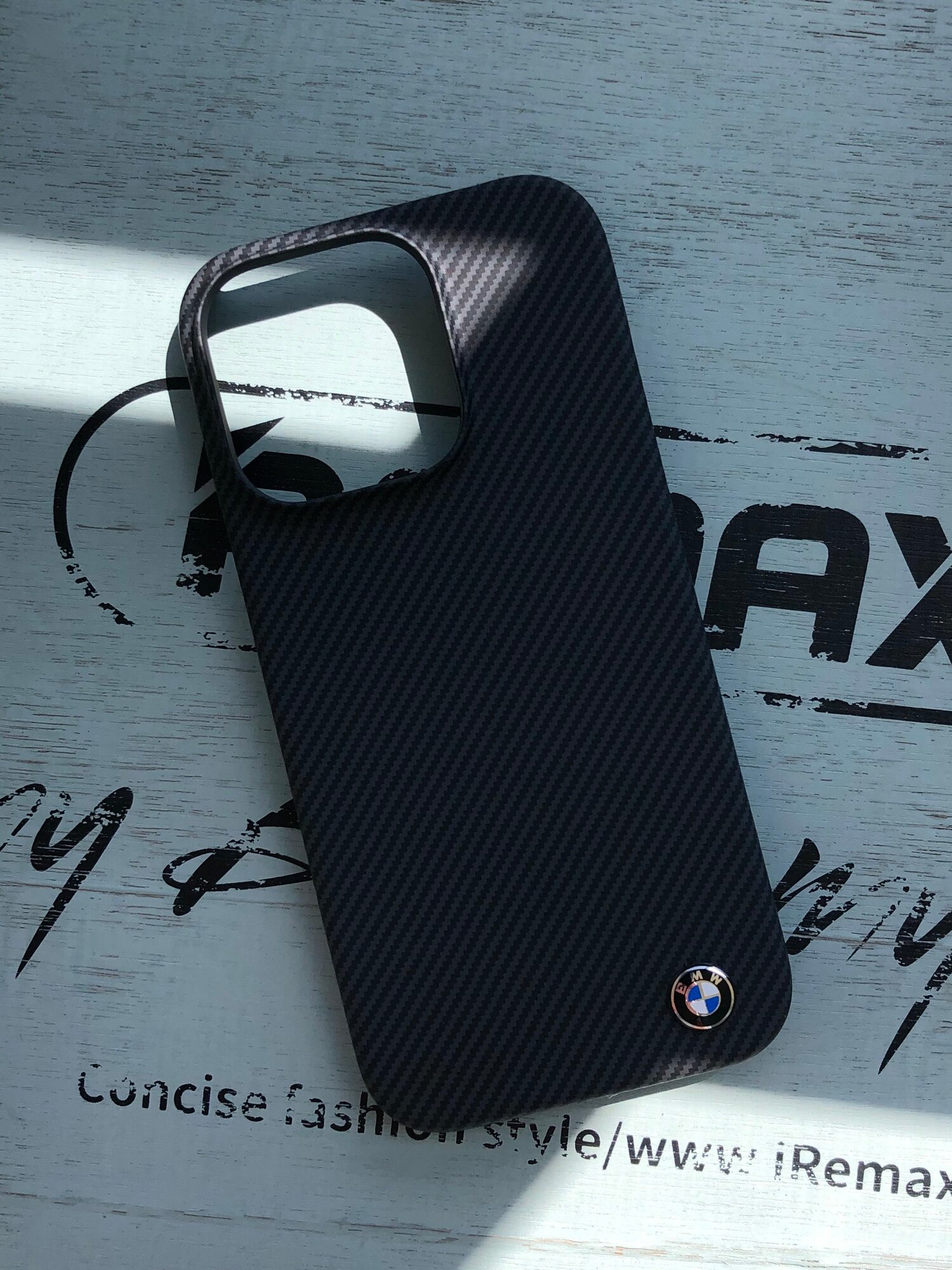 Чехол для iPhone 16 Pro / чехол для Айфон 16 Про BMW Premium карбон с MagSafe, из углеродного волокна с беспроводной зарядкой, защита камеры