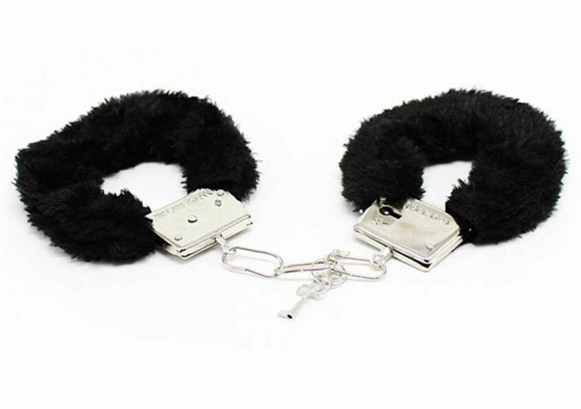 Металлические наручники с чёрным мягким мехом и ключами Love Cuffs