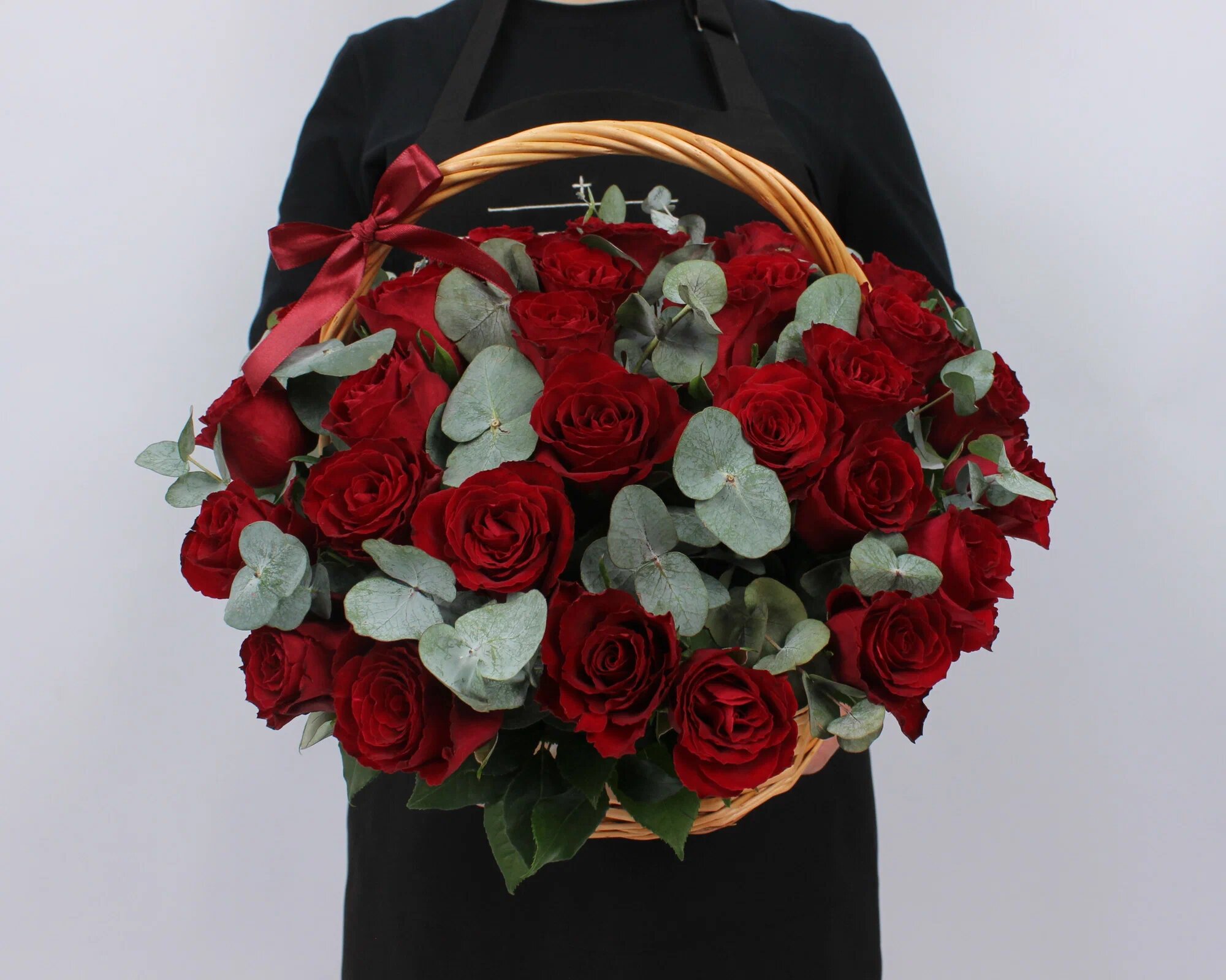 Композиция в корзине THE FLOREAL "Красные розы", 35 штук, с эвкалиптом
