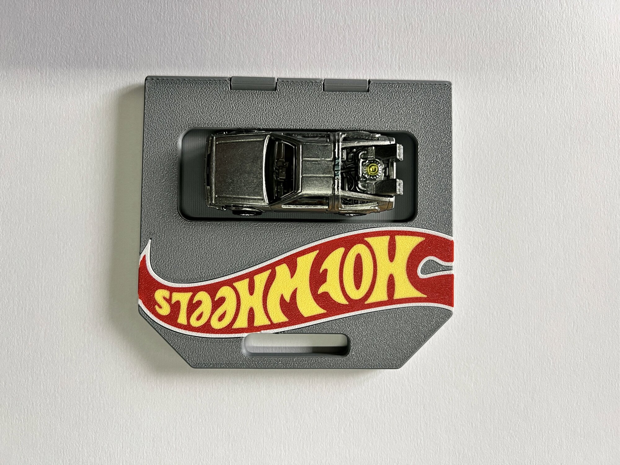 Подарок-подвеска Miniso: 3D-печатная модель машинки Hot Wheels из сплава, похожая на оригинальную Металлическое серебро