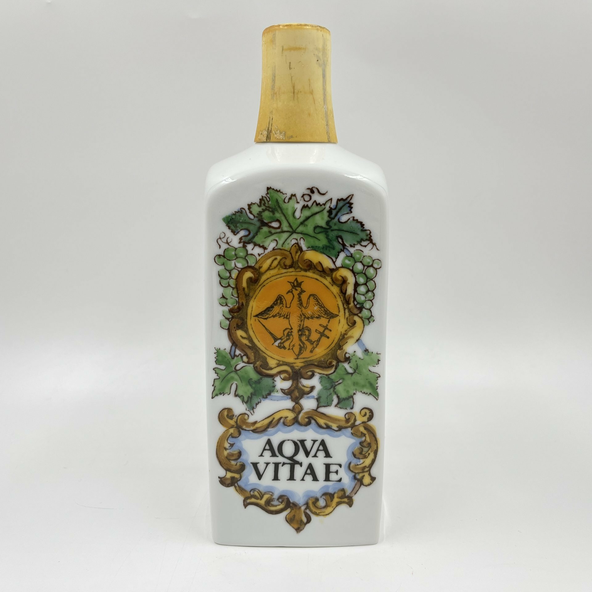 Штоф "AQVA VITAE" (лат. вода жизни), фарфор, деколь, пластик, Hollohaza, Hollohaza, Венгрия, 1970-1990 гг.