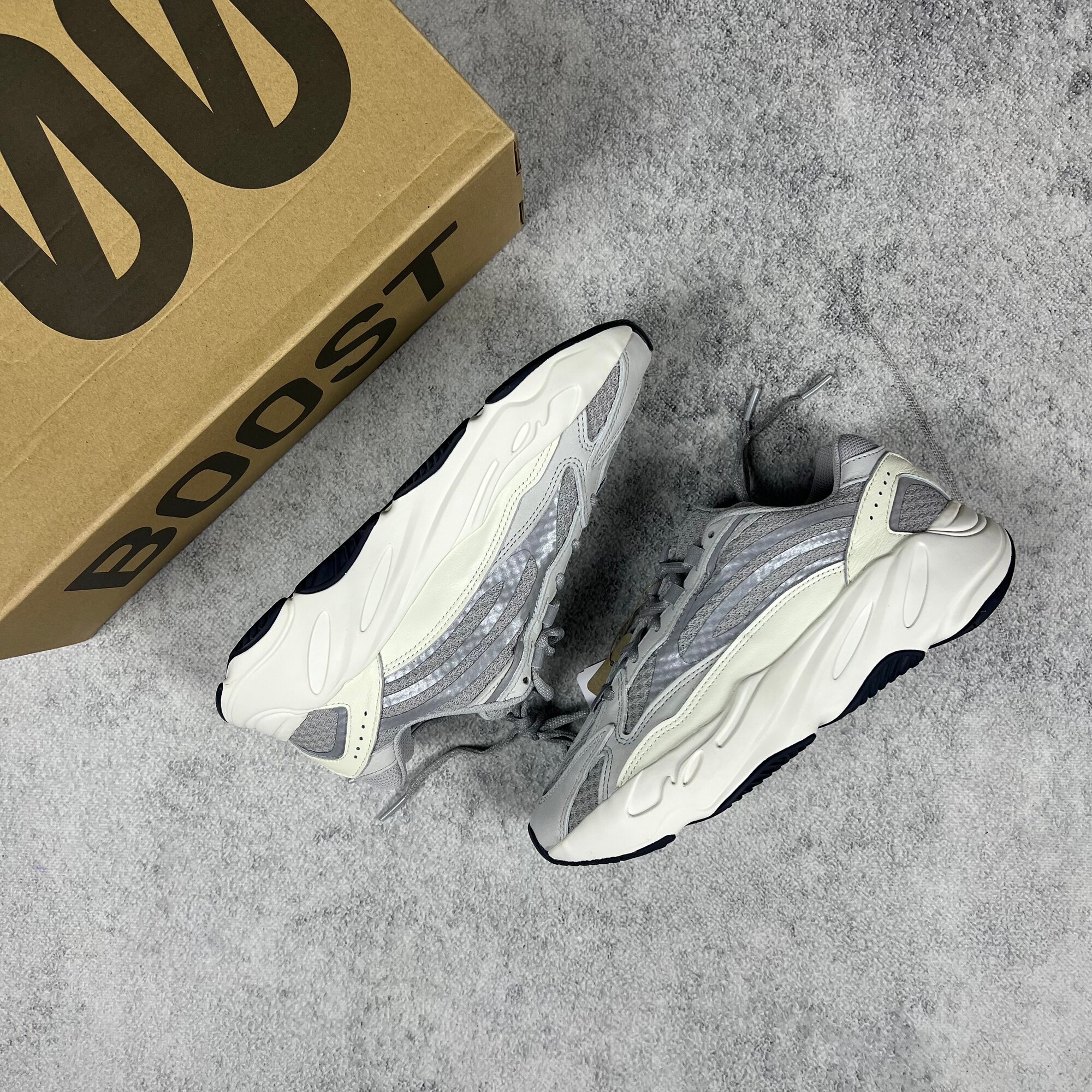 Кеды adidas YEEZY BOOST 700 V2, размер 9 US, бежевый