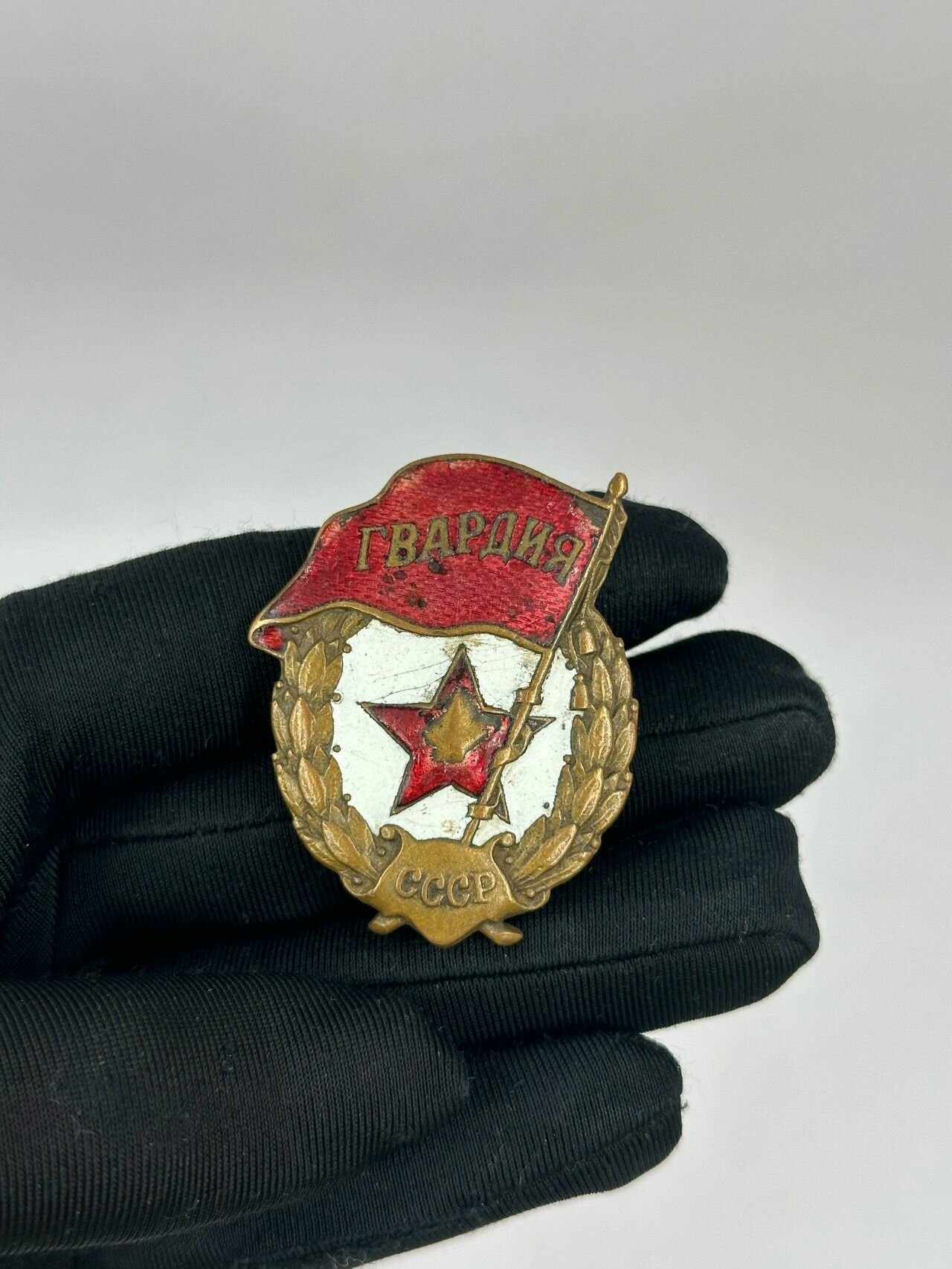 Знак "Гвардия" военный, старый без бахромы! Скол эмали Редкий!
