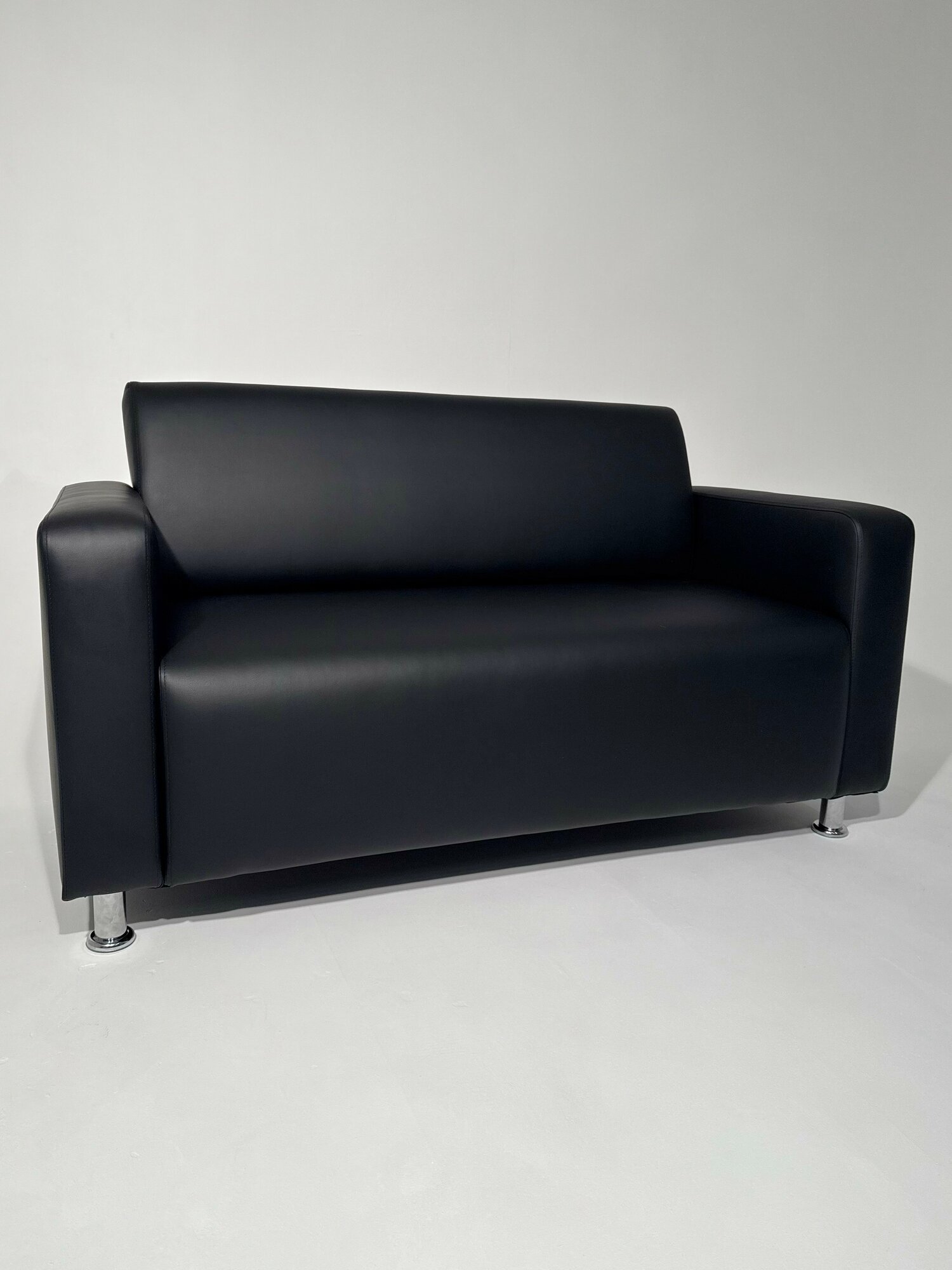 Диван офисный Платинум, механизм Нераскладной, 146х67х82 см, чёрный матовый