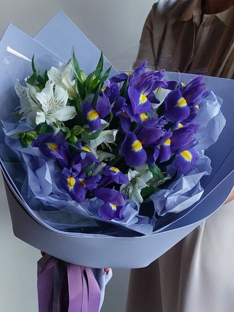 Цветы живые букет из ирисов и альстромерии "Лунная река" Flor2u