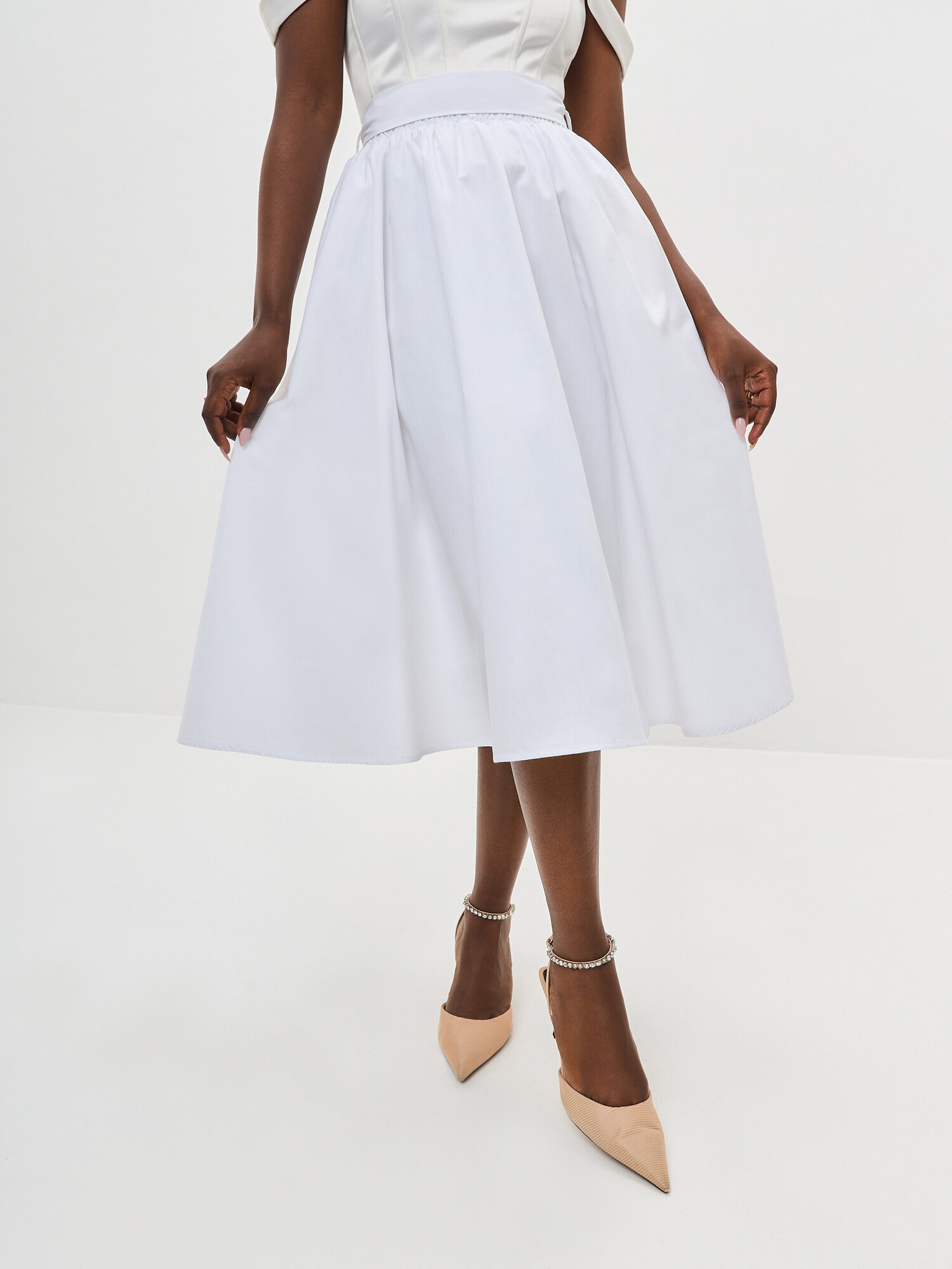 Юбка миди в складку на резинке белая с подкладом, карманами и поясом