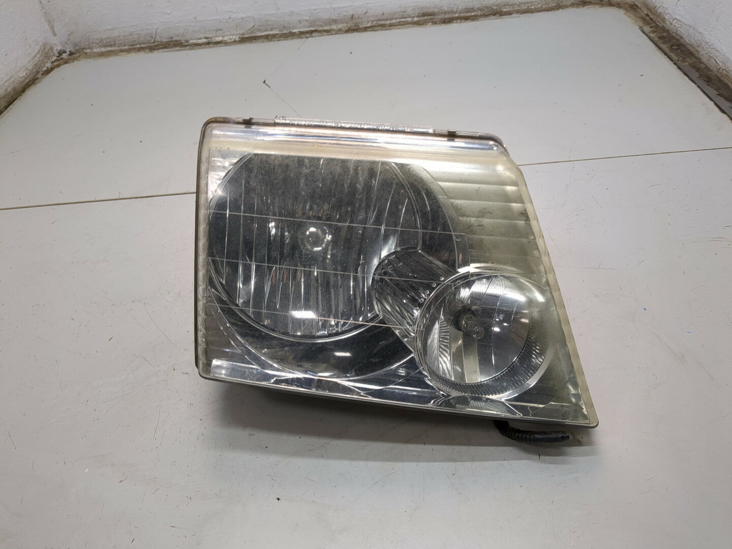 Фара (передняя) левая Ford Explorer Б/У