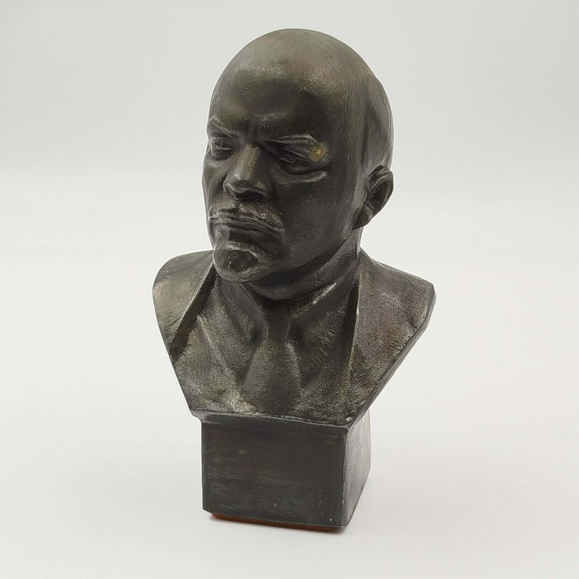 Бюст "В. И. Ленин", автор Геворкян, металл, крашение