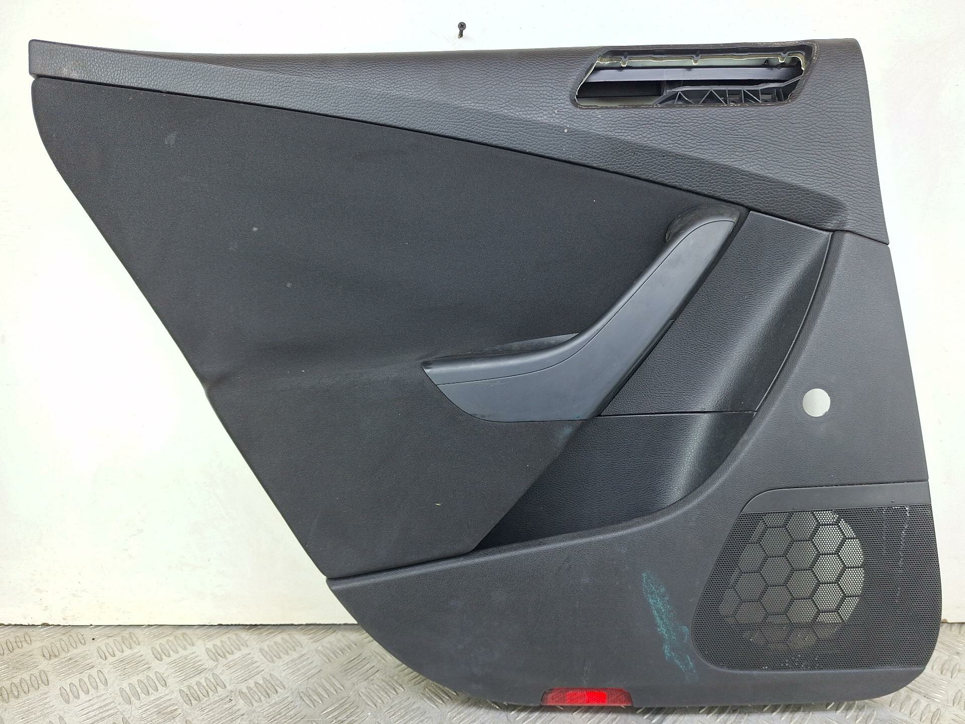 Обшивка двери задней левой Volkswagen Passat B6 2009 1K0947419A