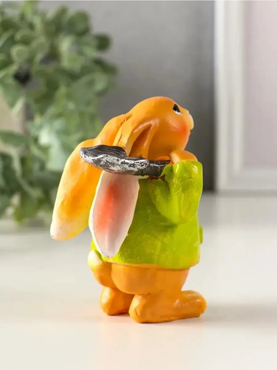 Заяц-талисман в зелёном пальто, 6х7,5х9,5 см