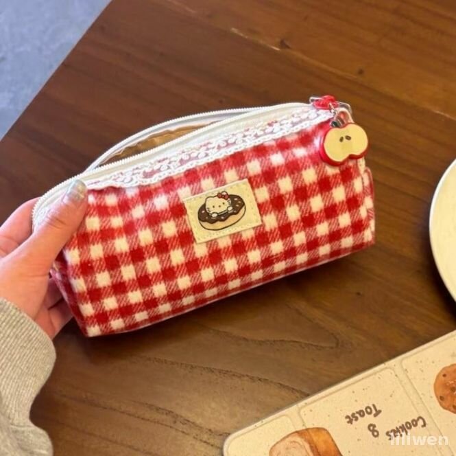 Эксклюзивный пенал в клетку с парой брелоков красный