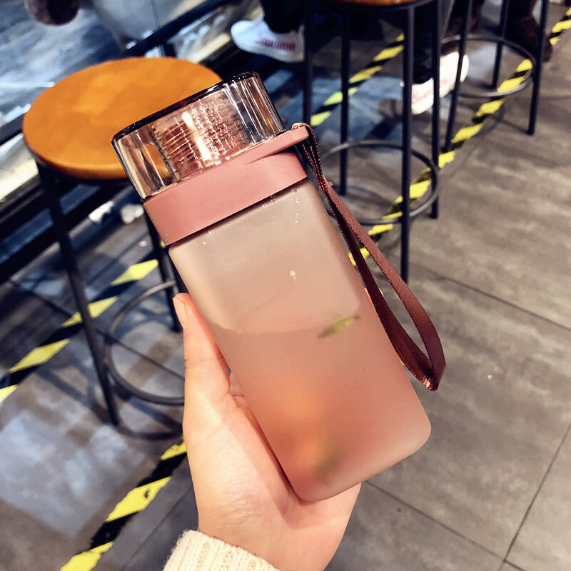 Оптовая продажа: простая матовая квадратная пластиковая кружка для интернет-знаменитостей, портативная унисекс кружка для студентов, креативная модная спортивная кружка для фитнеса