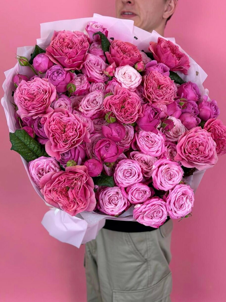 Сборный букет из пионовидных и кустовых роз "Малинка" с доставкой до двери, размер M