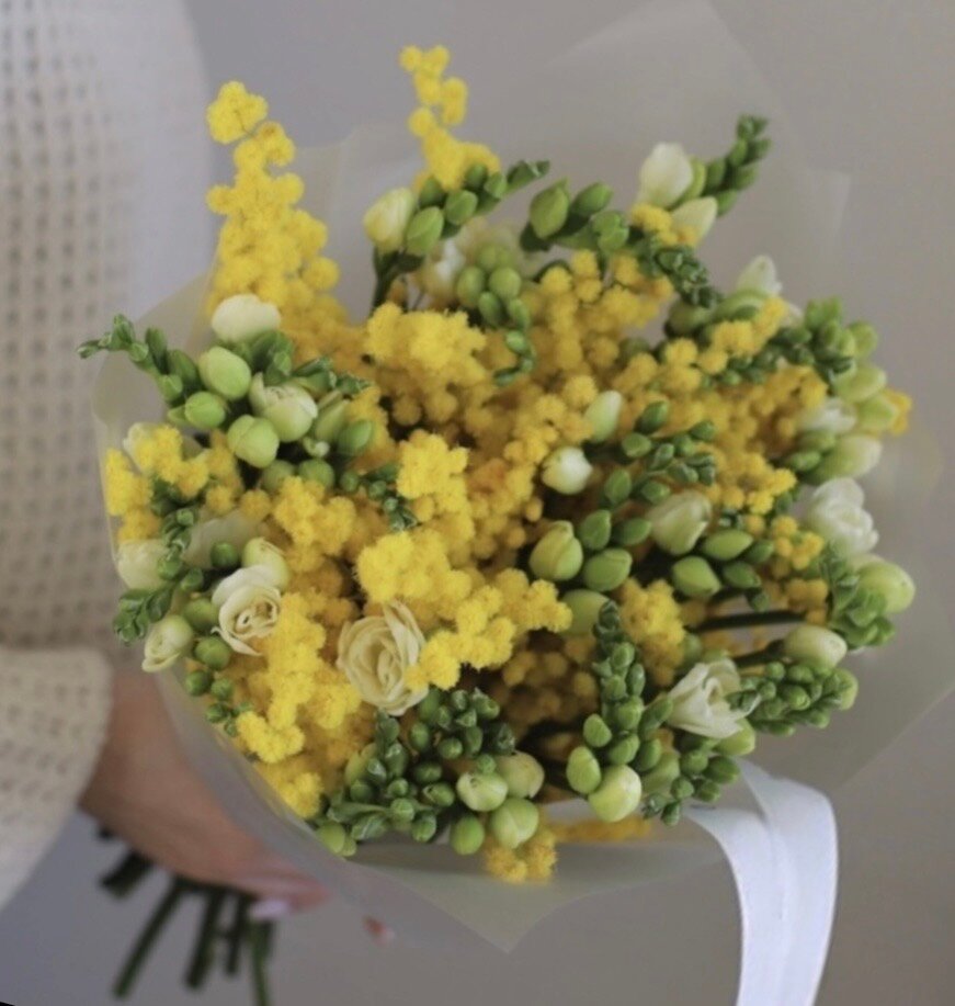 Миниатюрный букет ароматная белая фрезия (31 штука) и мимоза