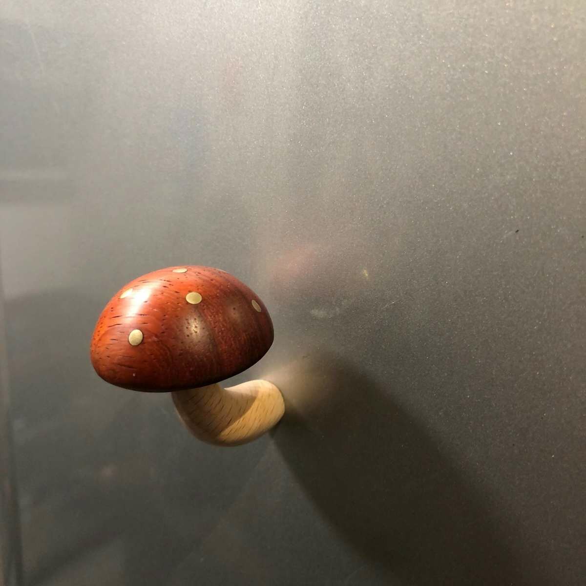 Магнит на холодильник из массива орехового дерева в форме гриба, милый декоративный магнитный стикер ручной работы, креативный деревянный декор для дома.