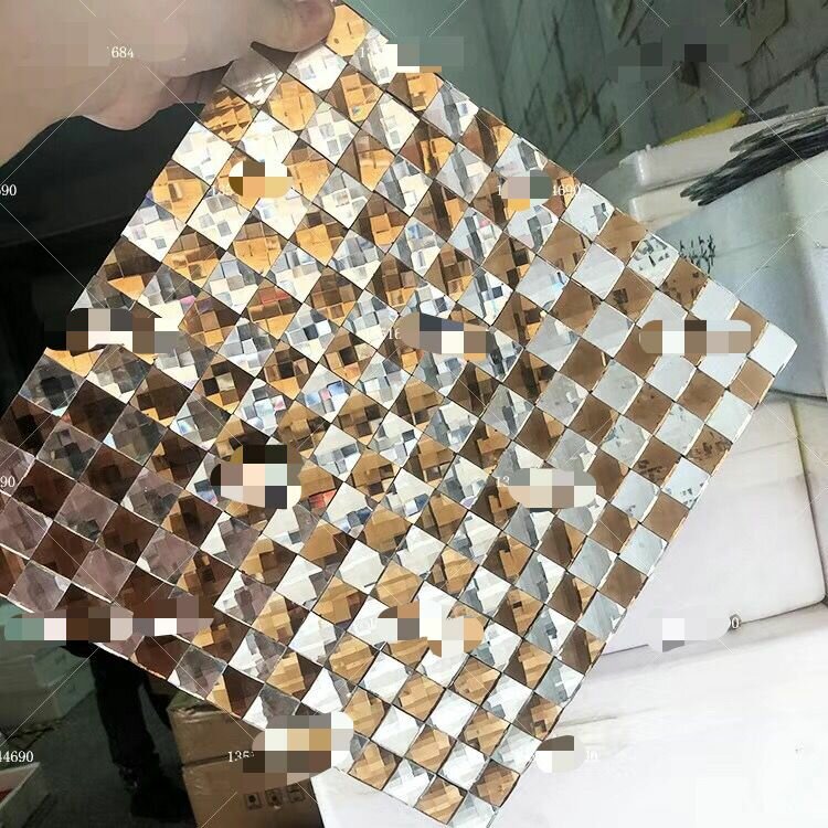Самоклеящаяся мозаичная зеркальная панель с 13-гранными кристаллическими стеклянными гранями и скошенными краями для оформления стены за телевизором или развлекательной зоны.