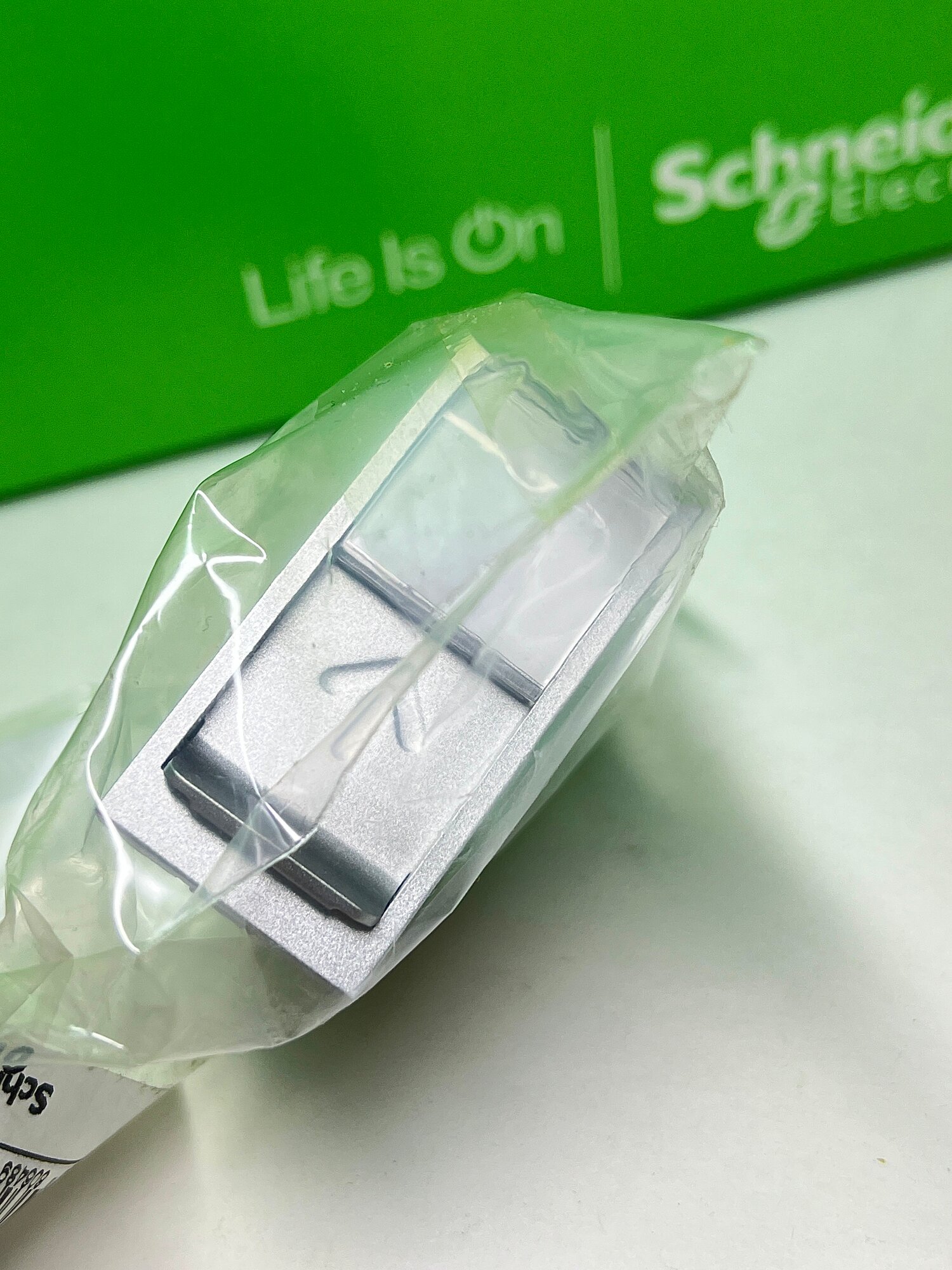 Розетка компьютерная Schneider Electric Unica Modular RJ45 категории 5е, STP, 1 модуль. Алюминий NU341230