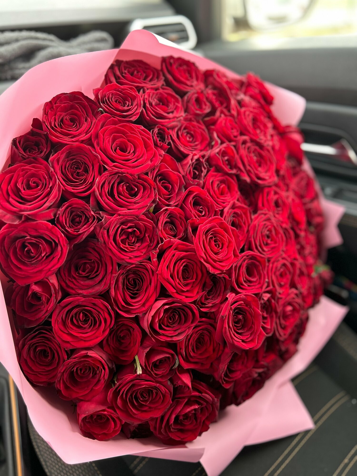 Букет роз №2, высота 70 см, 101 роза в упаковке с лентой.