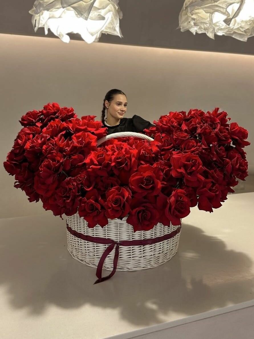 Пышная корзина из красных французских роз 101 шт.