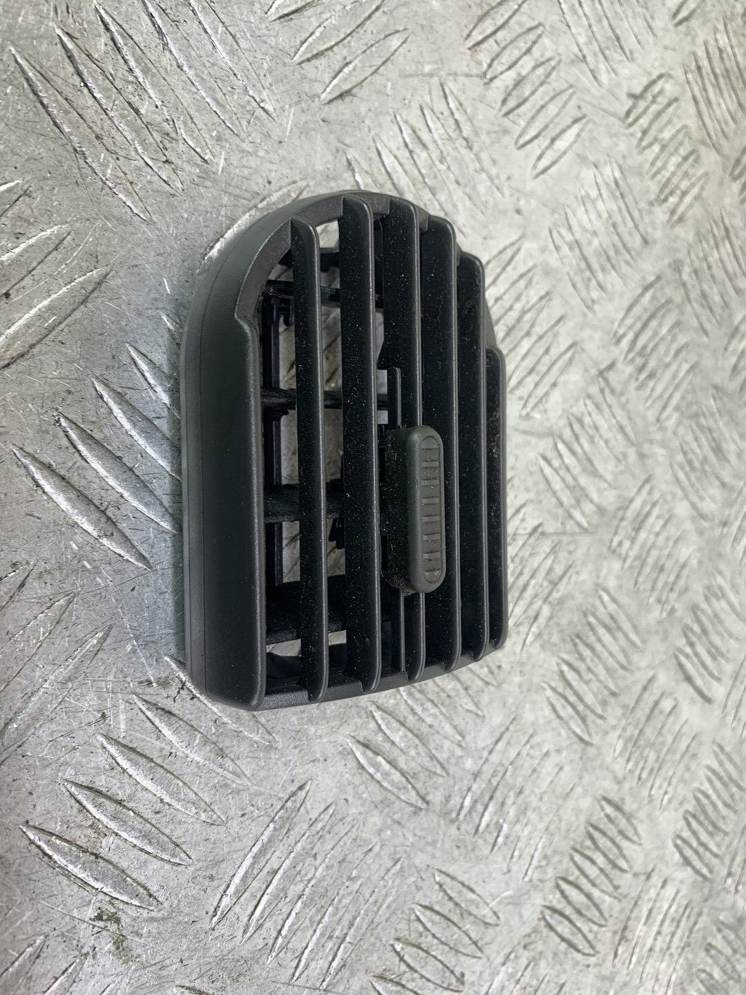 Дефлектор обдува салона центральный Opel Corsa C 2003 90525120