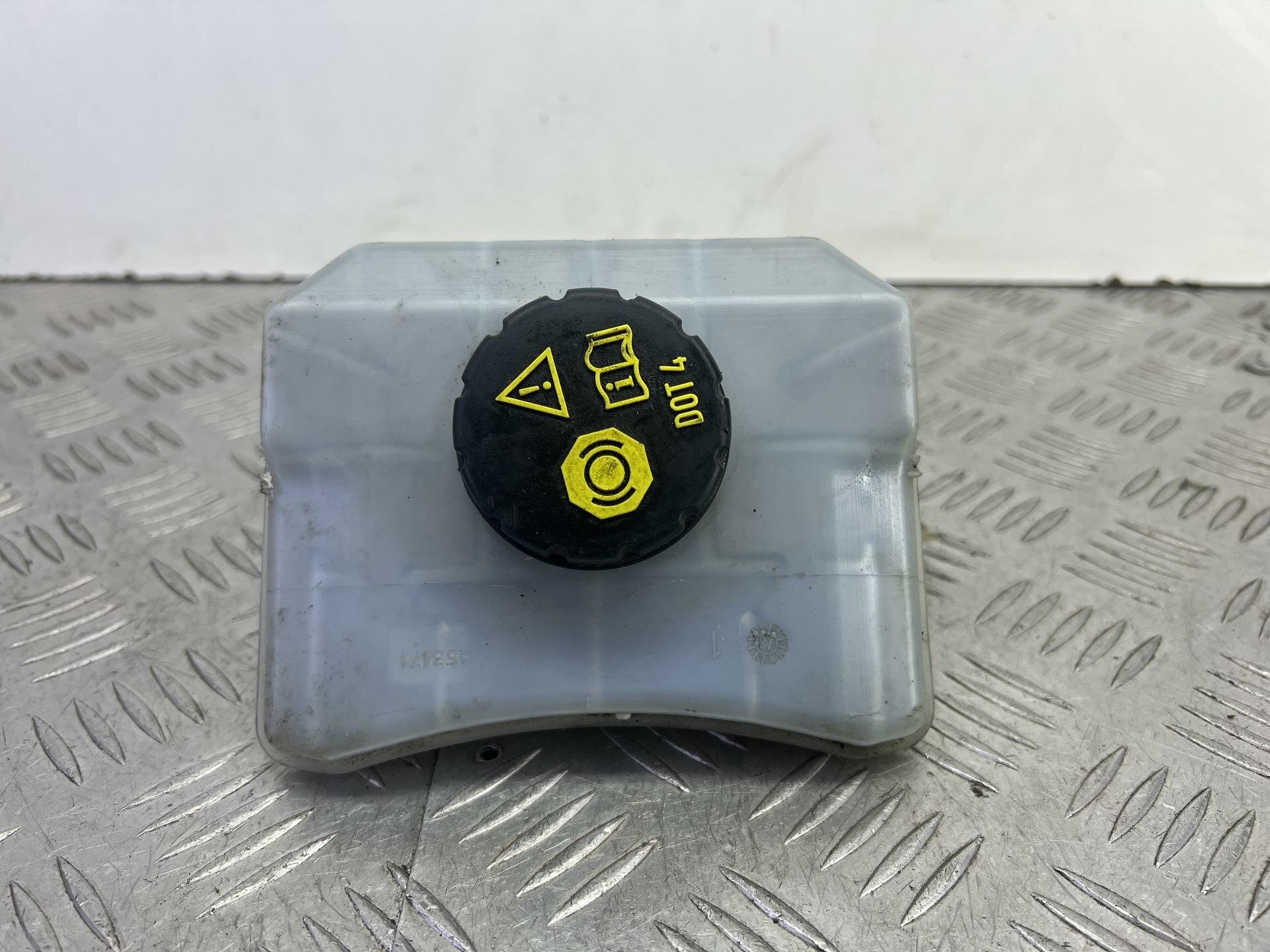 Бачок тормозной жидкости Audi A4 B9 2017 8W0611301