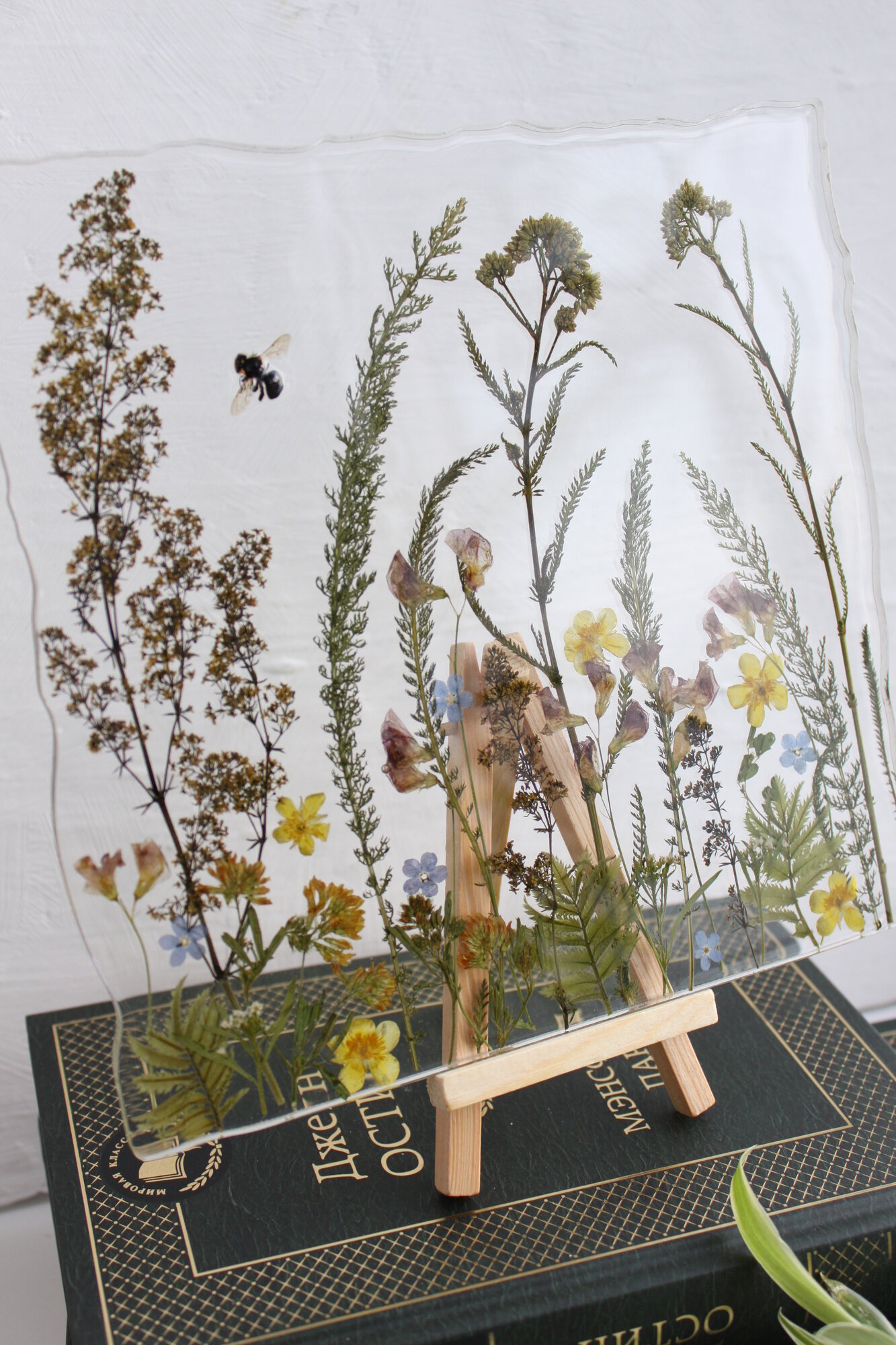 Картина из эпоксидной смолы с сухоцветами