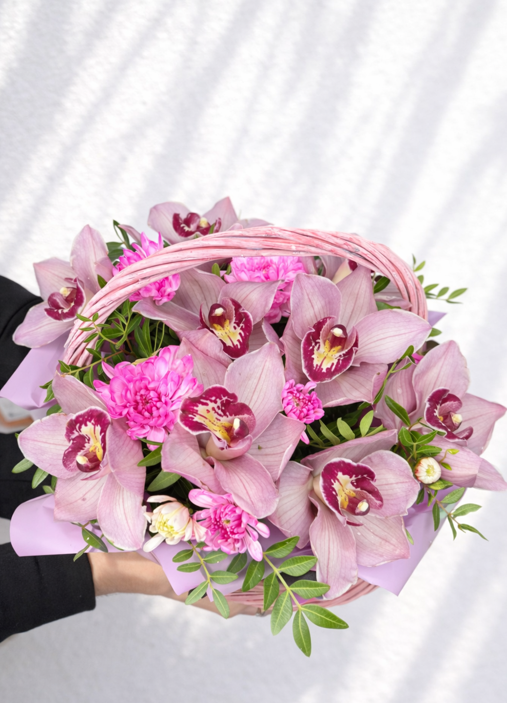 Корзина «Орхидейная нежность» — изысканная композиция из благородных орхидей и нежных кустовых хризантем.