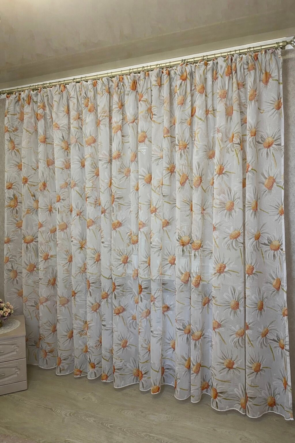 Тюль под лён в спальню и гостиную оранжевые ромашки 250 x 500 см