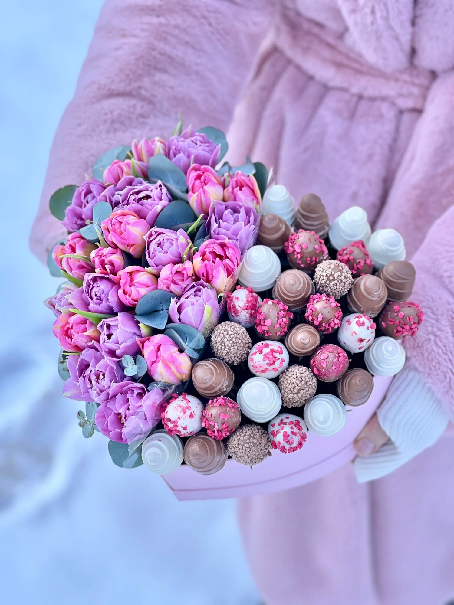 Коробка сердце с тюльпанами и клубникой в белом и молочном шоколаде, малина, темный воздушный рис, Romance 2, 26 см