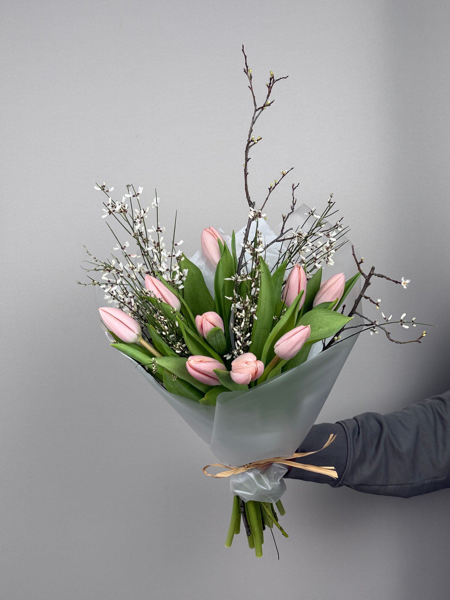 Авторский букет «Пробуждение весны» с персиковыми тюльпанами, веткой айвы и ароматной генистой