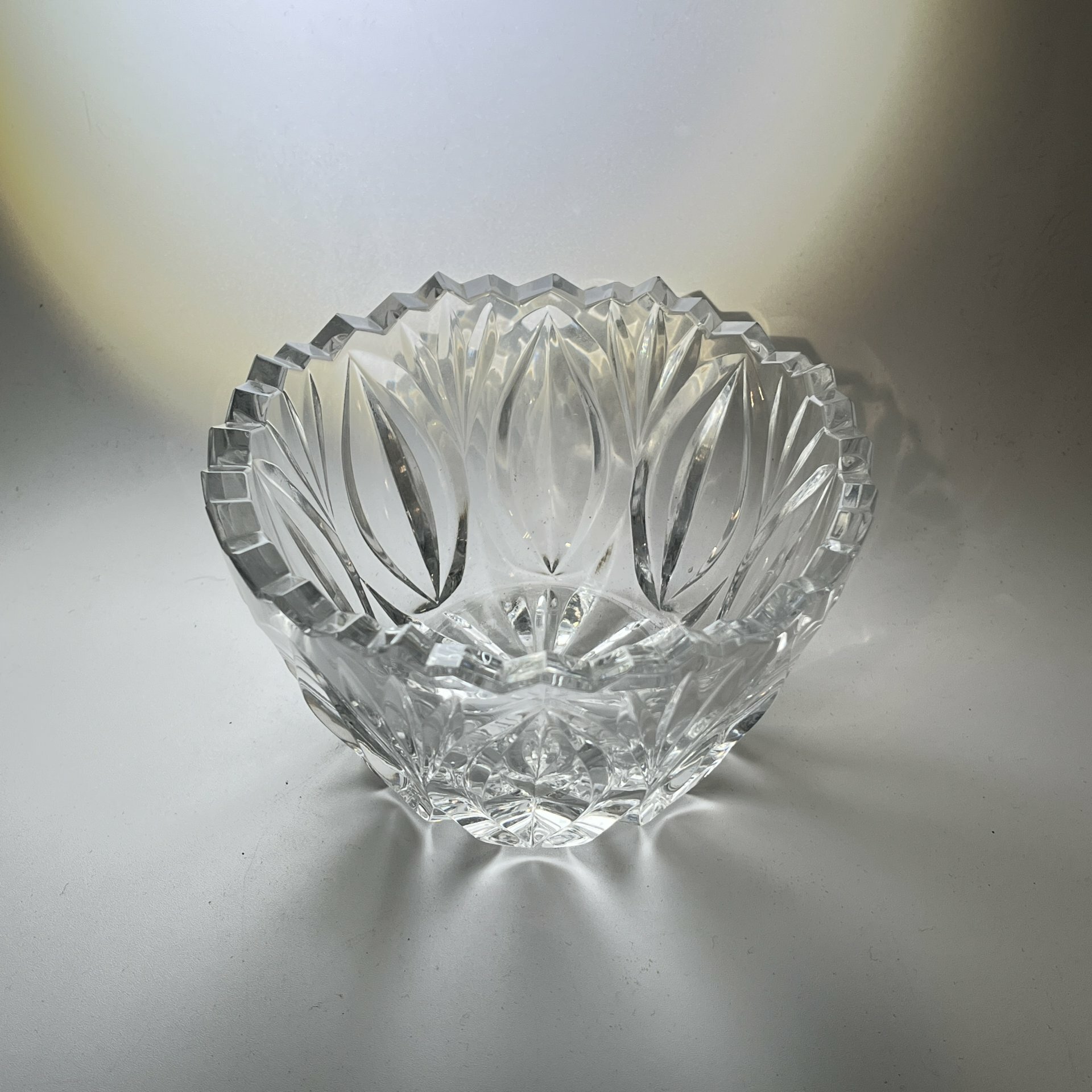 Салатник круглой формы с растительным декором, хрусталь, пресс, СССР, 1970-1990 гг.
