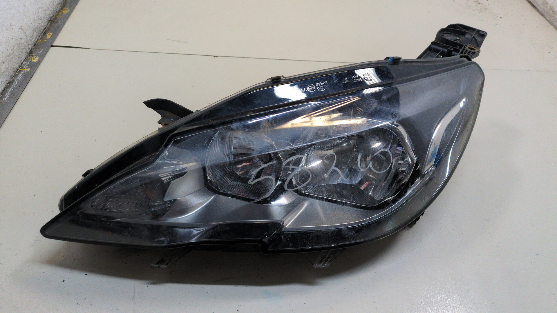 Фара (передняя) левая Peugeot 308 Б/У