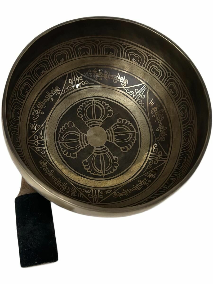 Тибетская поющая чаша тёмная с буддийскими символами (кованая): диаметр 19.5 см, нота Сол#, 209 Гц, частота вибрации: 309 Гц, в комплекте со стиком и подушечкой
