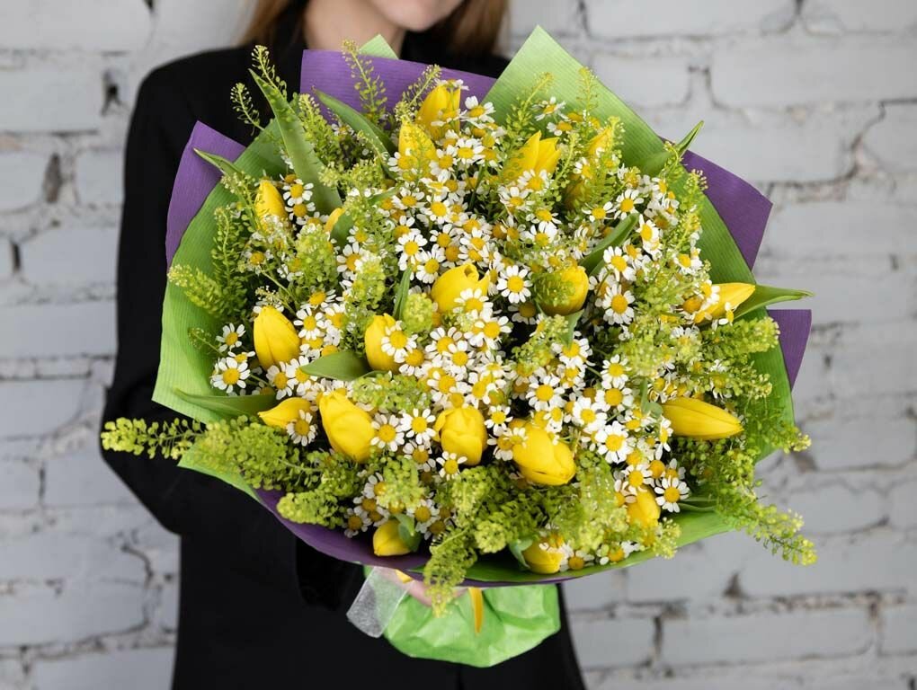 Букет 19 желтых тюльпанов с ромашками