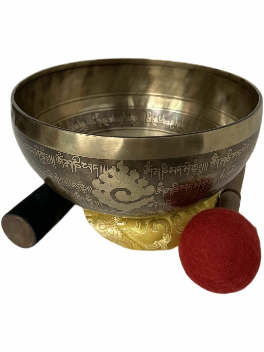 Тибетская поющая чаша тёмная с буддийскими символами (кованая): диаметр 22.7 см, нота До#, 136 Гц, частота вибрации: 309 Гц, в комплекте со стиком и подушечкой