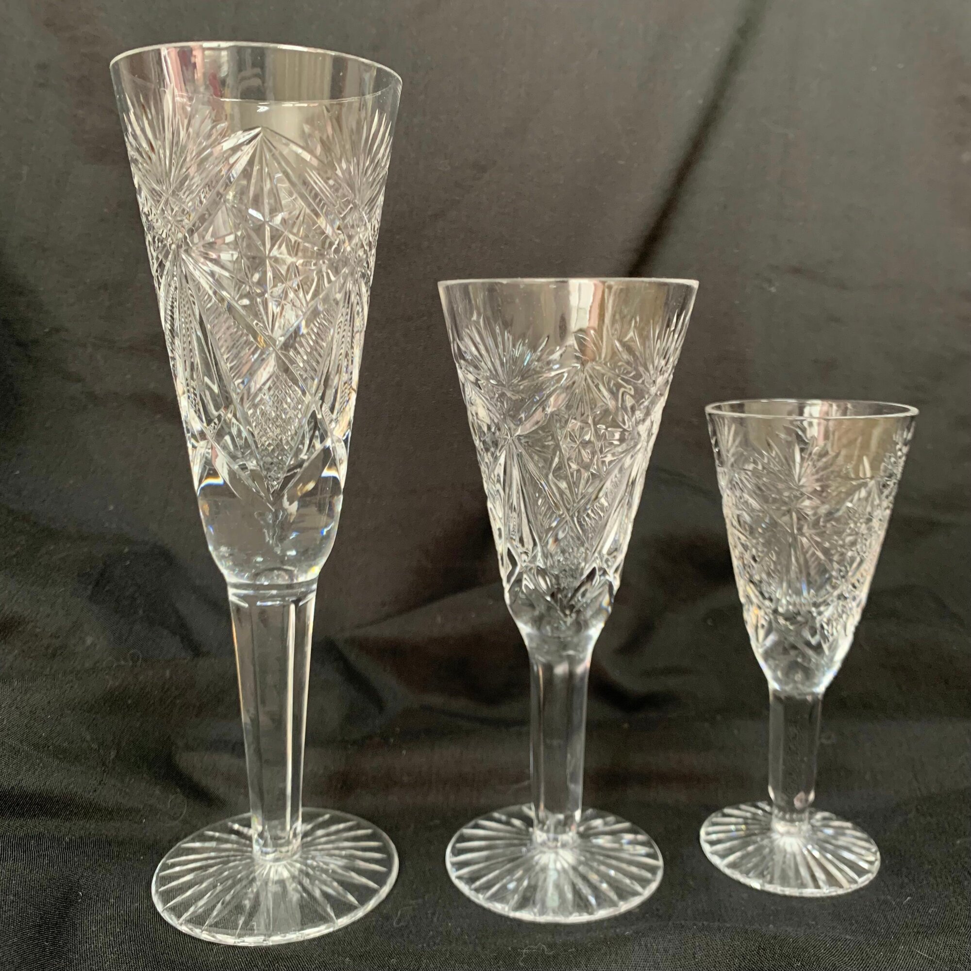 Набор: три хрустальных фужера на граненой ножке
