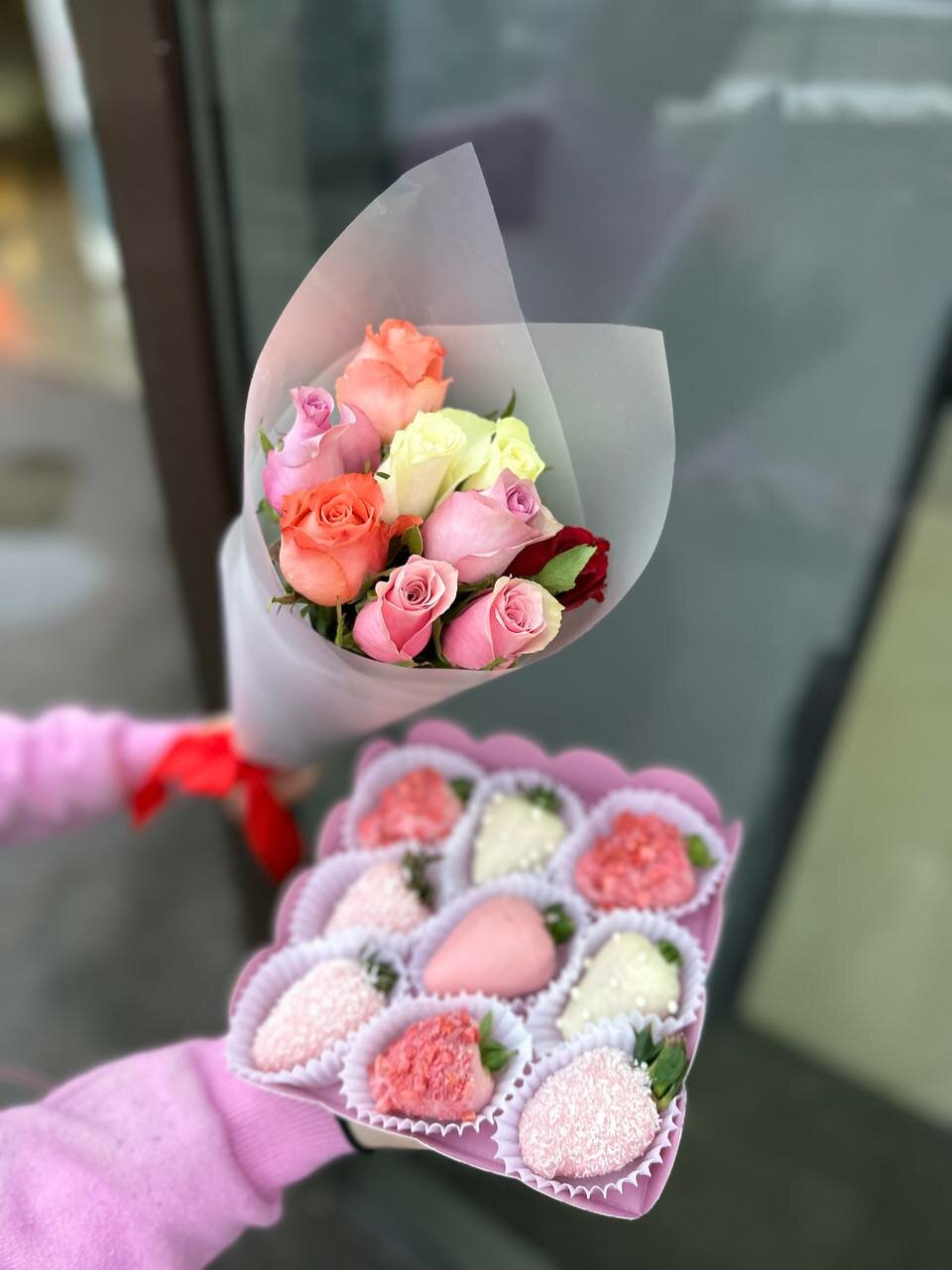 Классический букет Кенийских Mix роз и набор клубники в шоколаде - "Весенний" от Sweet Berry