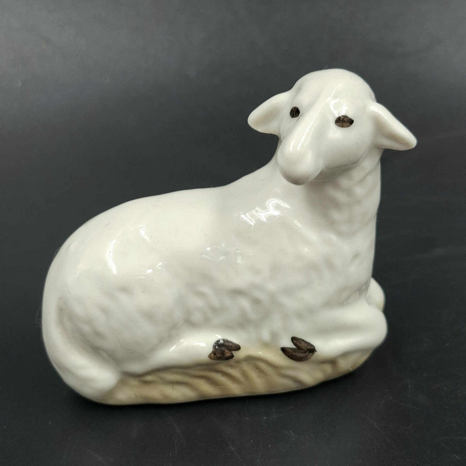 Статуэтка "Овечка", скульптор Э. И. Еропкина, фарфор, роспись