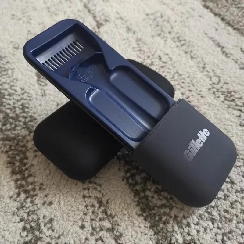 Gillette Футляр для бритвенного станка, черный, для хранения бритвы, компактный размер — фото 1