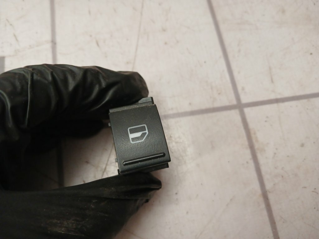 Кнопка стеклоподъемника VW Golf 5 03-09