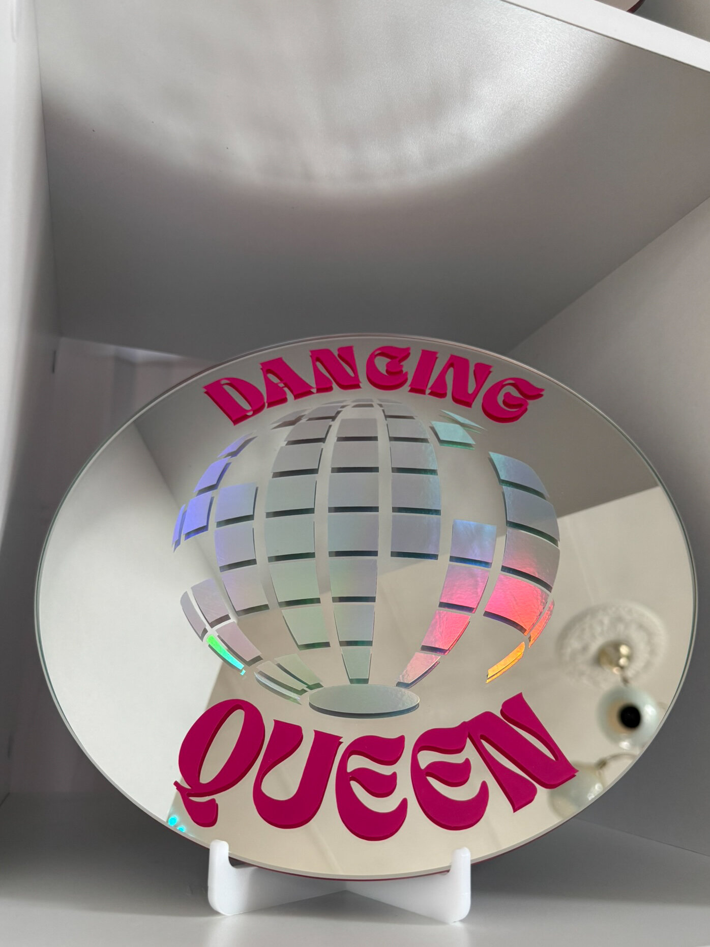 Зеркало интерьерное с графикой DANCING QUEEN, круглое, размер 30 см, цвет голография, бренд Zrcatko